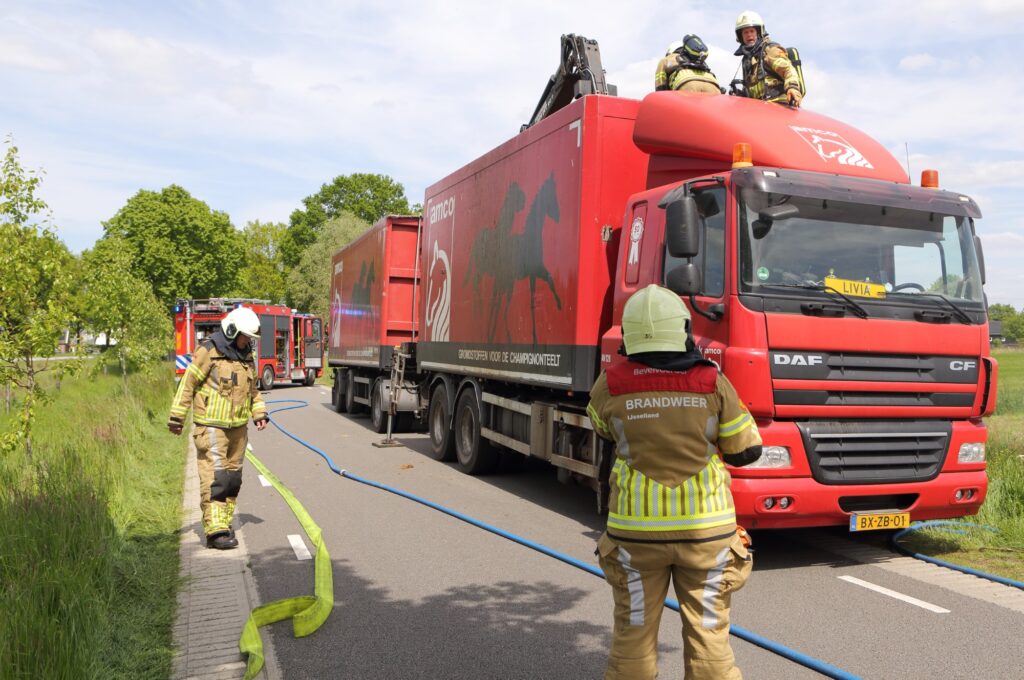 Brandweer blust brandende vracht mest in vrachtwagen - Sukerbiet.nl