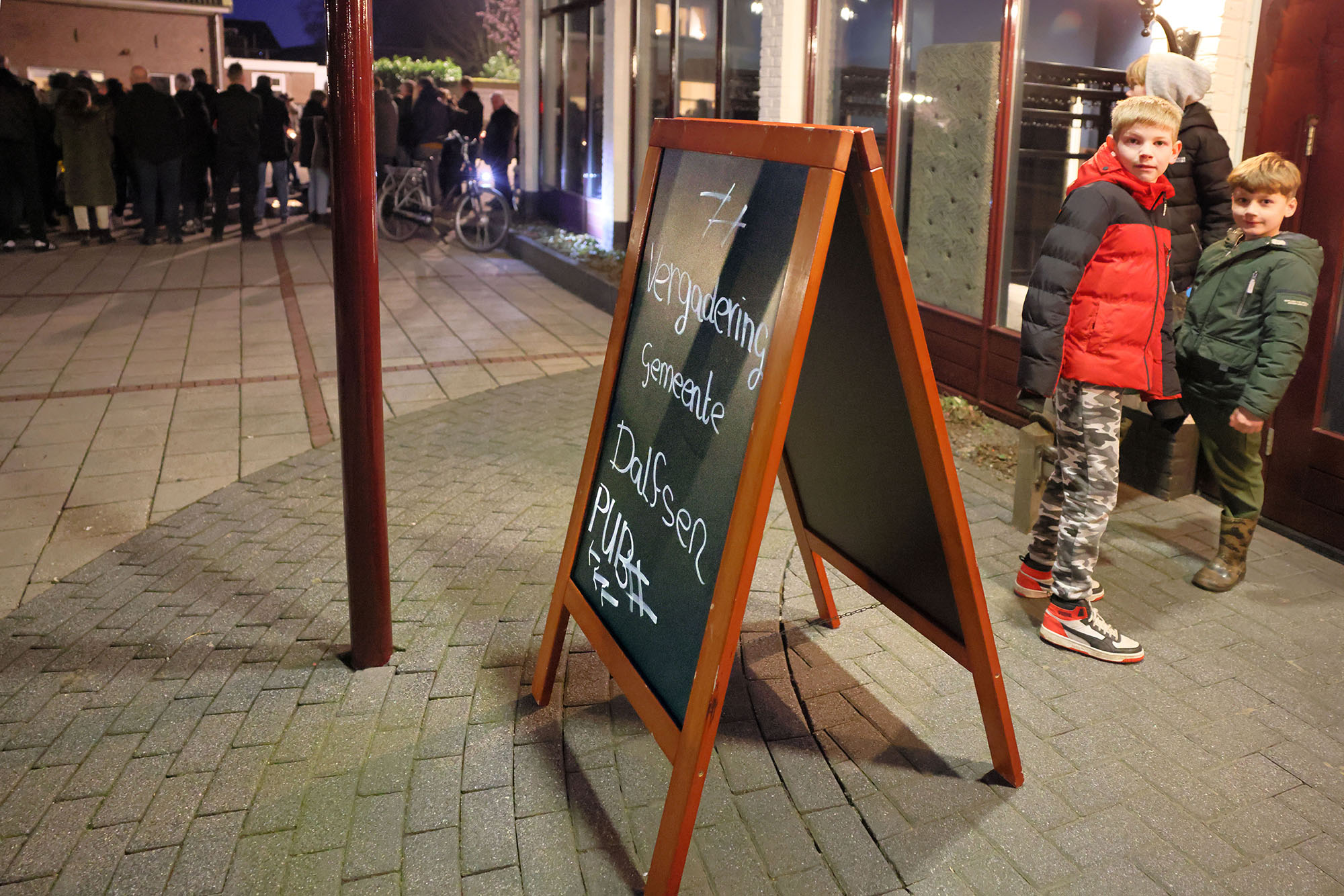 Protestactie vóór informatieavond nieuwe locatie noodopvang - Sukerbiet.nl Protestactie vóór informatieavond nieuwe locatie noodopvang - Sukerbiet.nl