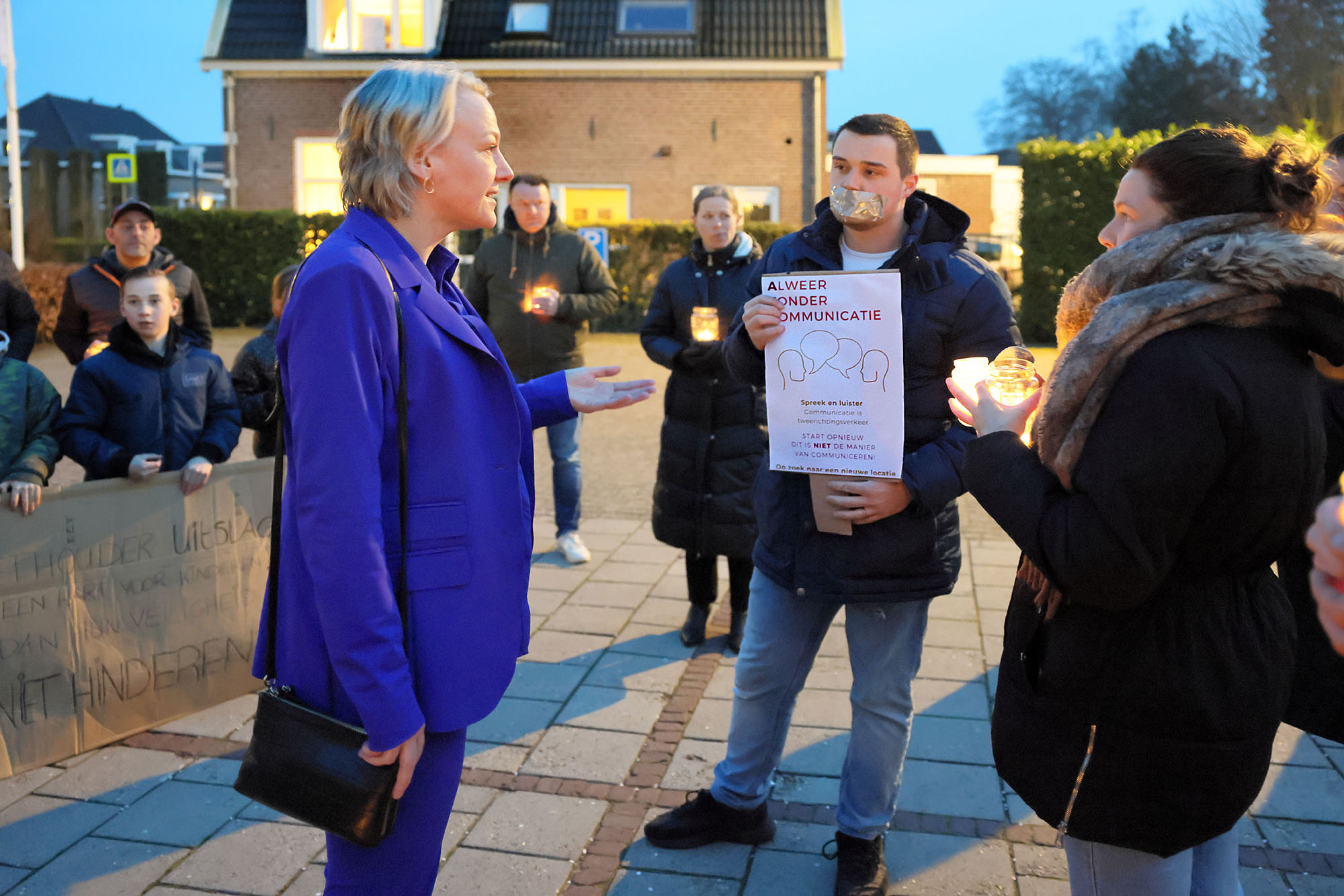 Protestactie vóór informatieavond nieuwe locatie noodopvang - Sukerbiet.nl Protestactie vóór informatieavond nieuwe locatie noodopvang - Sukerbiet.nl