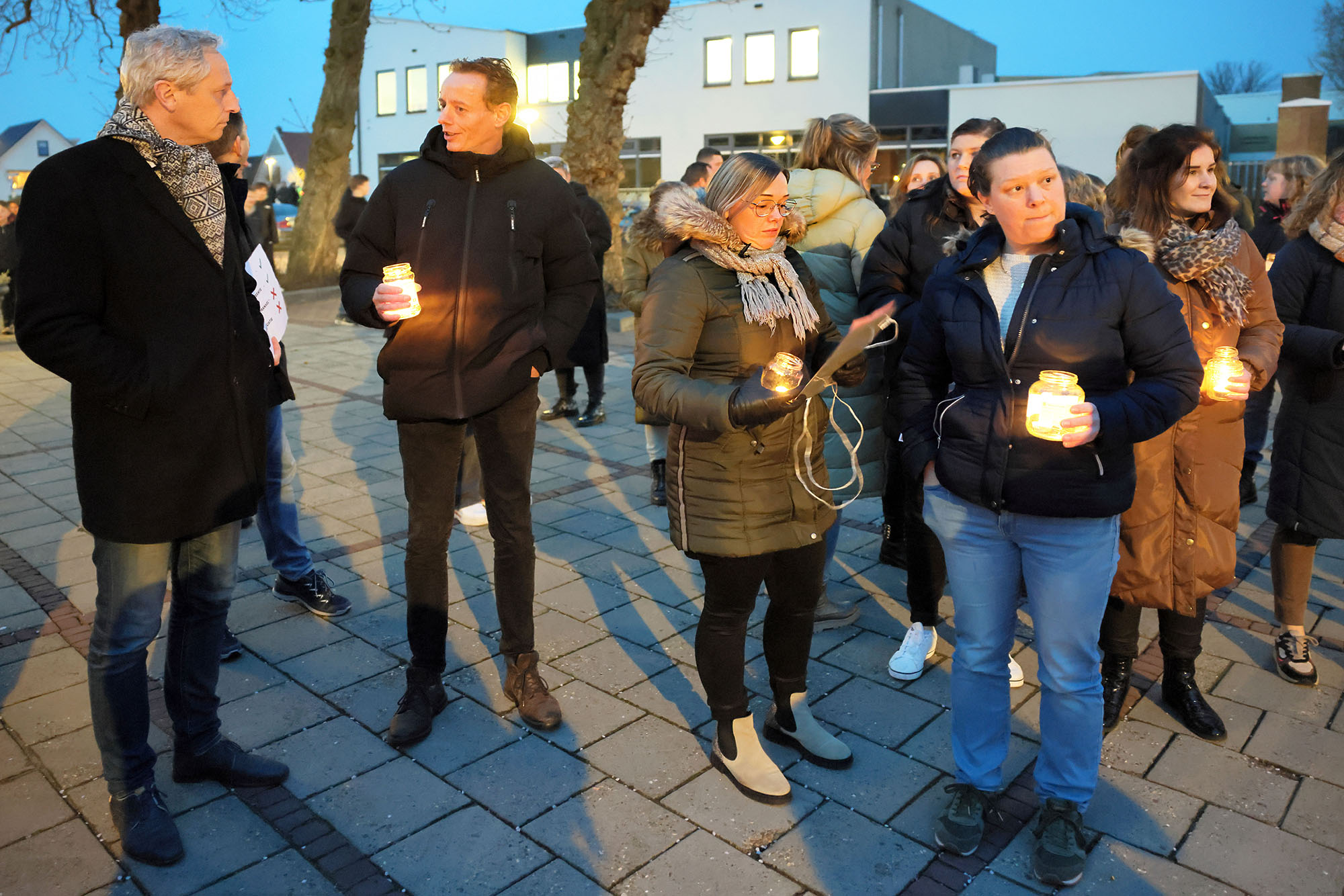 Protestactie vóór informatieavond nieuwe locatie noodopvang - Sukerbiet.nl Protestactie vóór informatieavond nieuwe locatie noodopvang - Sukerbiet.nl