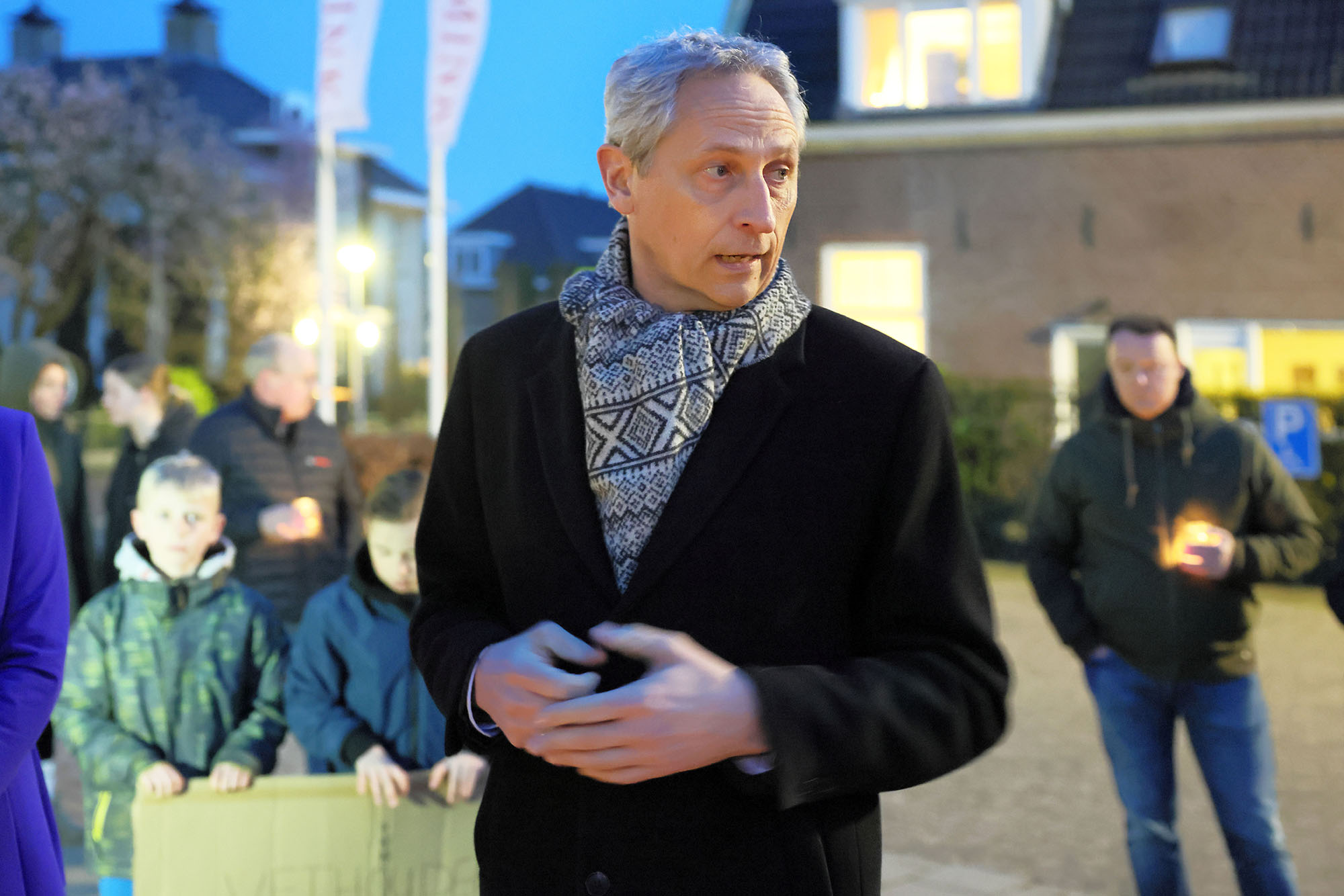 Protestactie vóór informatieavond nieuwe locatie noodopvang - Sukerbiet.nl Protestactie vóór informatieavond nieuwe locatie noodopvang - Sukerbiet.nl