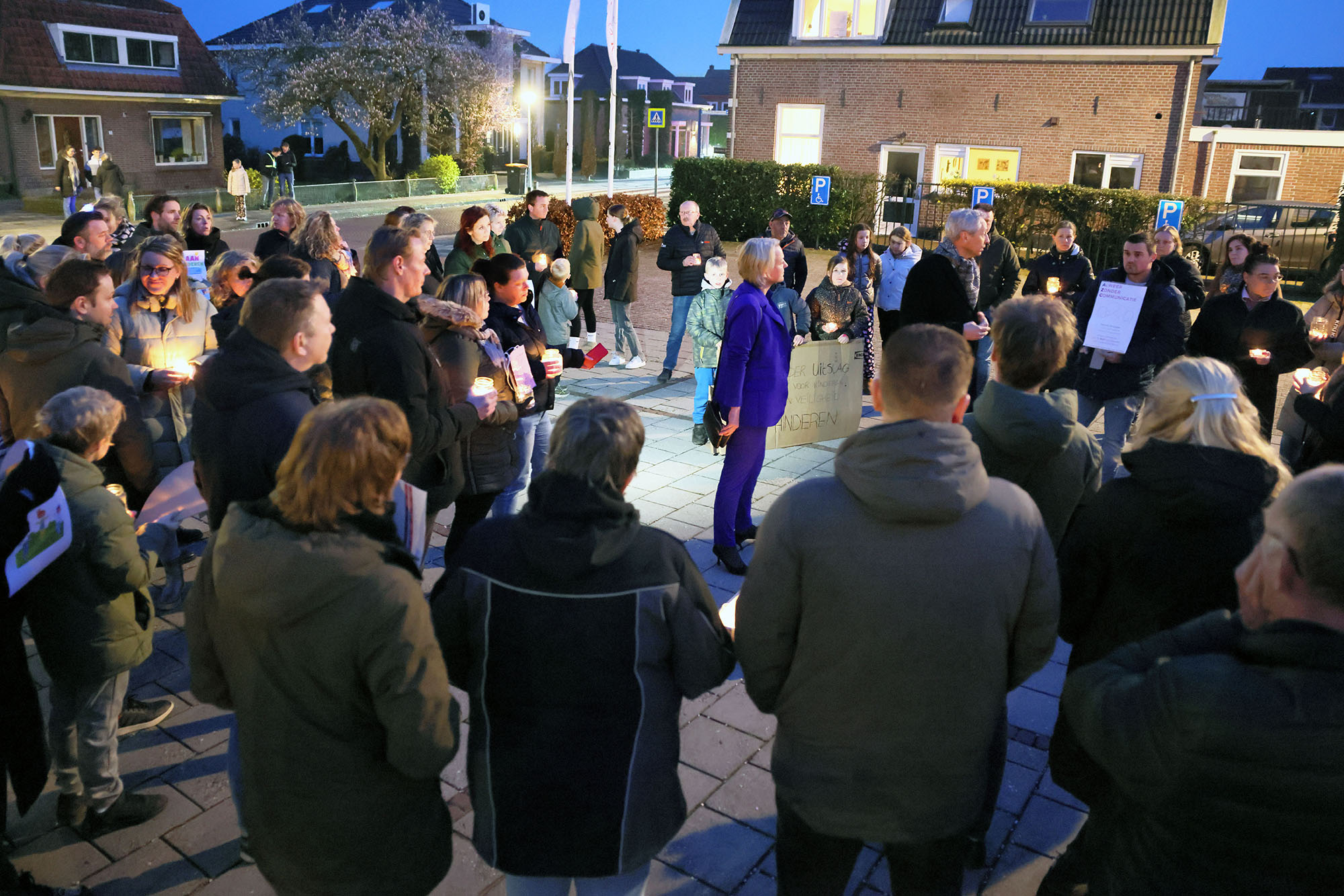 Protestactie vóór informatieavond nieuwe locatie noodopvang - Sukerbiet.nl Protestactie vóór informatieavond nieuwe locatie noodopvang - Sukerbiet.nl