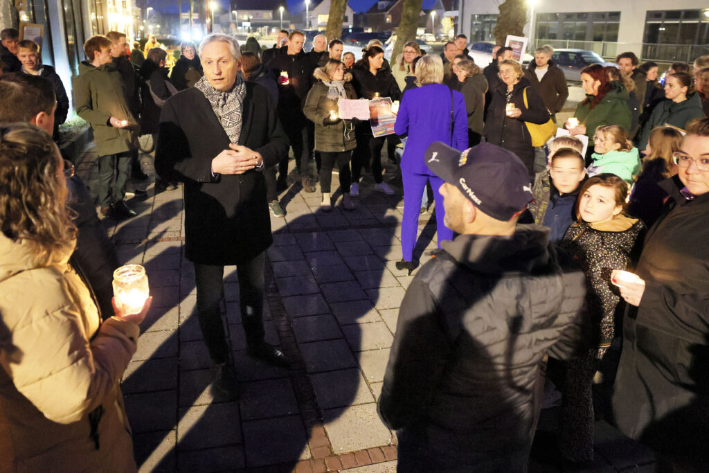 Protestactie vóór informatieavond nieuwe locatie noodopvang - Sukerbiet.nl Protestactie vóór informatieavond nieuwe locatie noodopvang - Sukerbiet.nl