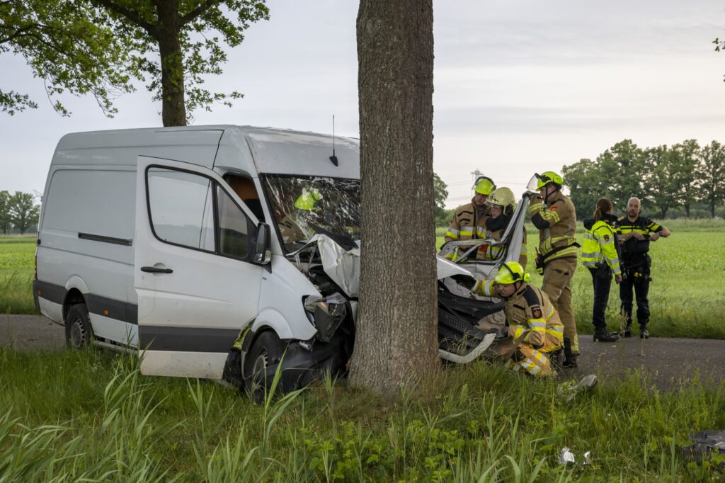 Pakketbezorger frontaal tegen boom op Weerthuisweg - Sukerbiet.nl